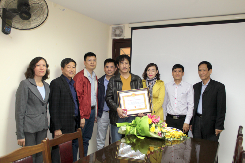 Lễ trao tặng huy hiệu 30 năm tuổi đảng cho đồng chí Đoàn Trịnh Linh - Bí thư Đảng ủy, Giám đốc ...